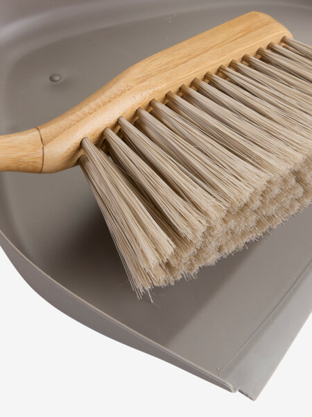 Recogedor y cepillo TAGE gris con mango de bambú | JYSK